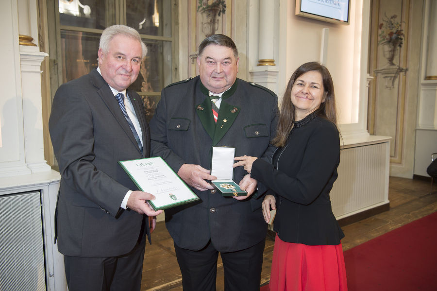 Hohe Auszeichnung für Bürgermeister a.D. Karl Trummer - St. Stefan im ...